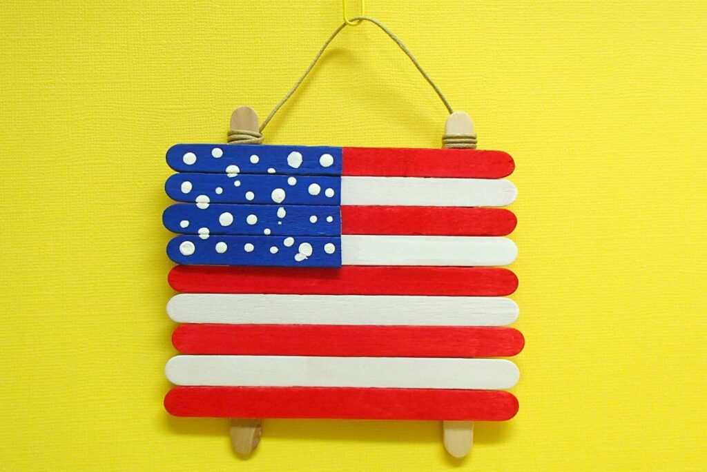 10 Easy American Flag Crafts {for Preschoolers} - totschoolresources.com
