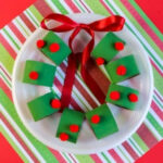 Easy Christmas Wreath Craft {for preschool and toddlers ...